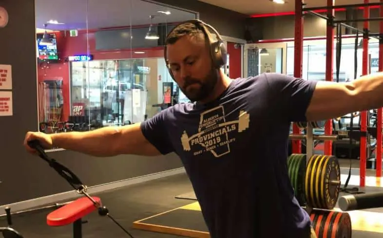 How Do Powerlifters Train Shoulders? (Definitive Guide ...