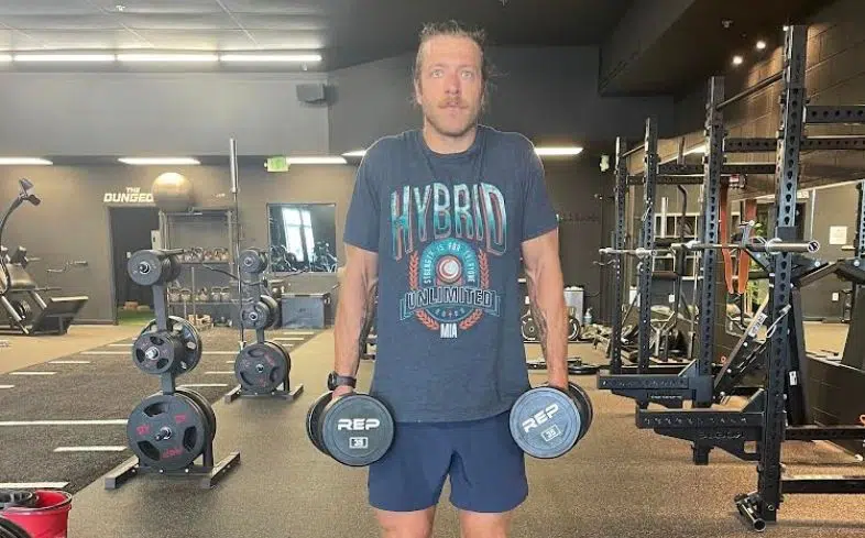 Barbell Shrugs vs Dumbbell Shrugs: Differences, Pros, Cons ...